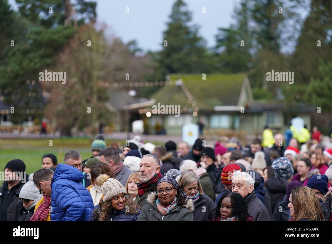Crowds queue to see members of the royal family attending the Christmas ...
