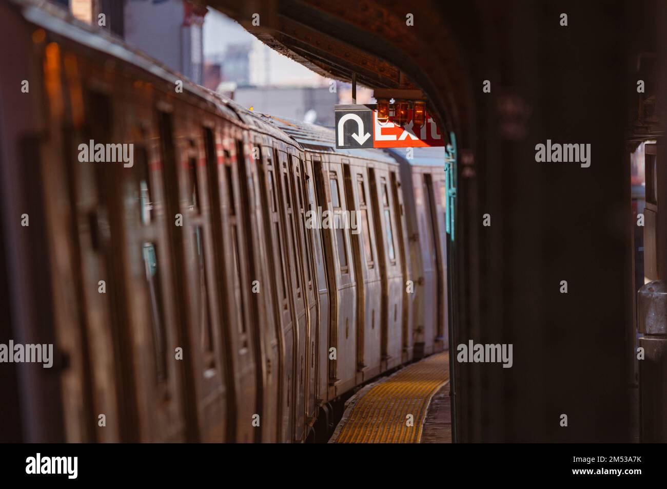Nyc subway platform crowded hi-res stock photography and images - Alamy