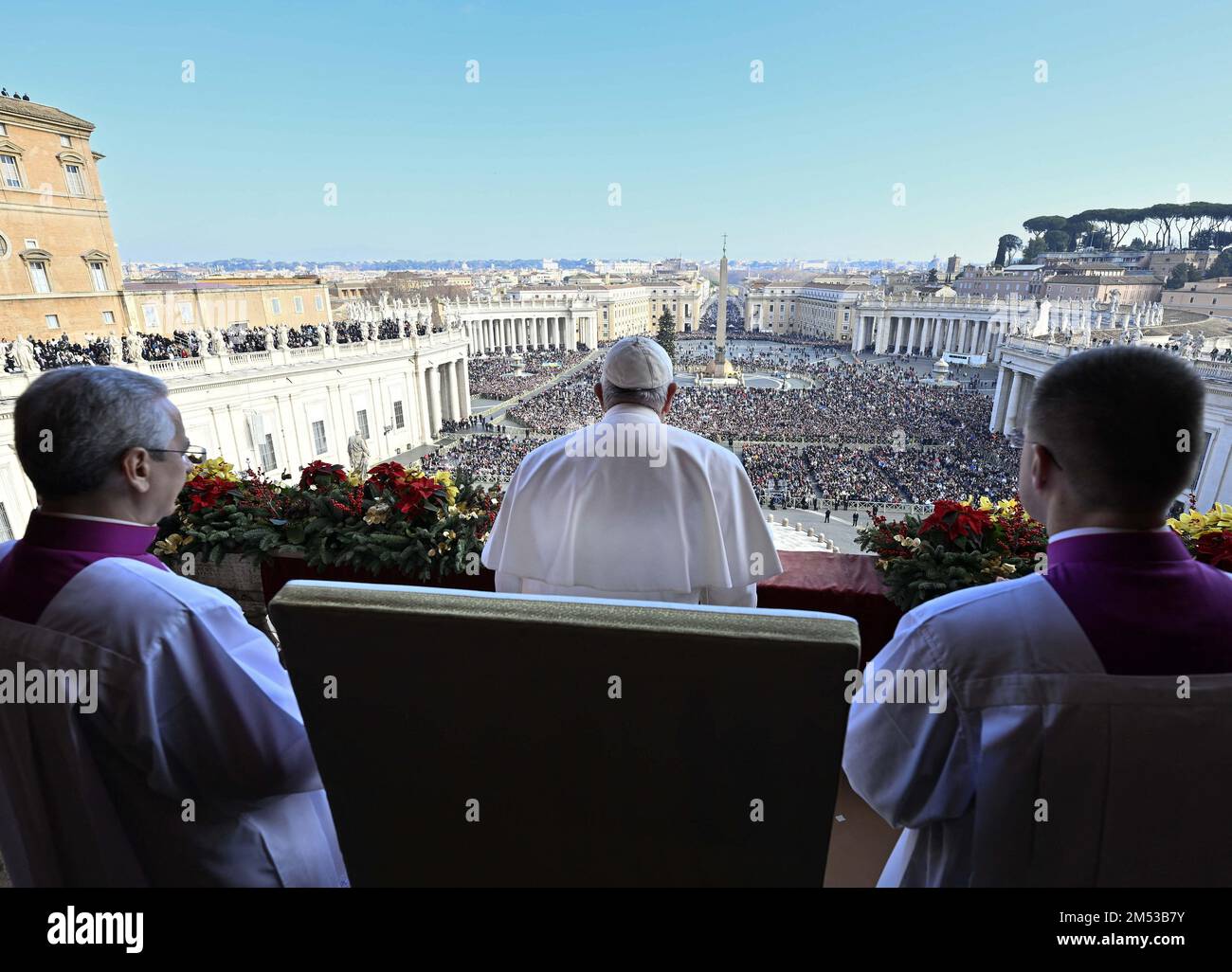 Pope Francis delivers his Christmas Urbi et Orbi blessing message (to ...