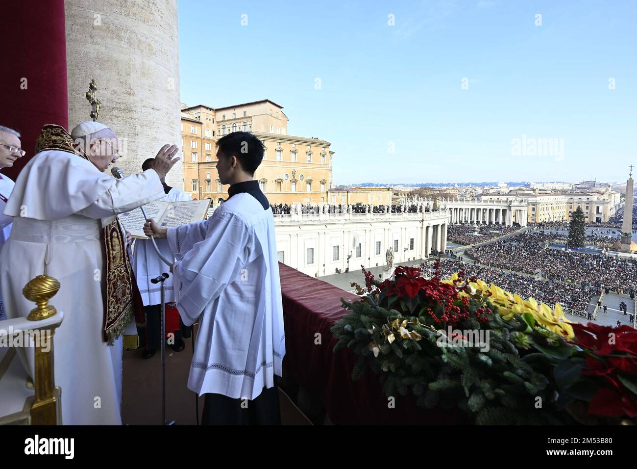 Pope Francis delivers his Christmas Urbi et Orbi blessing message (to ...
