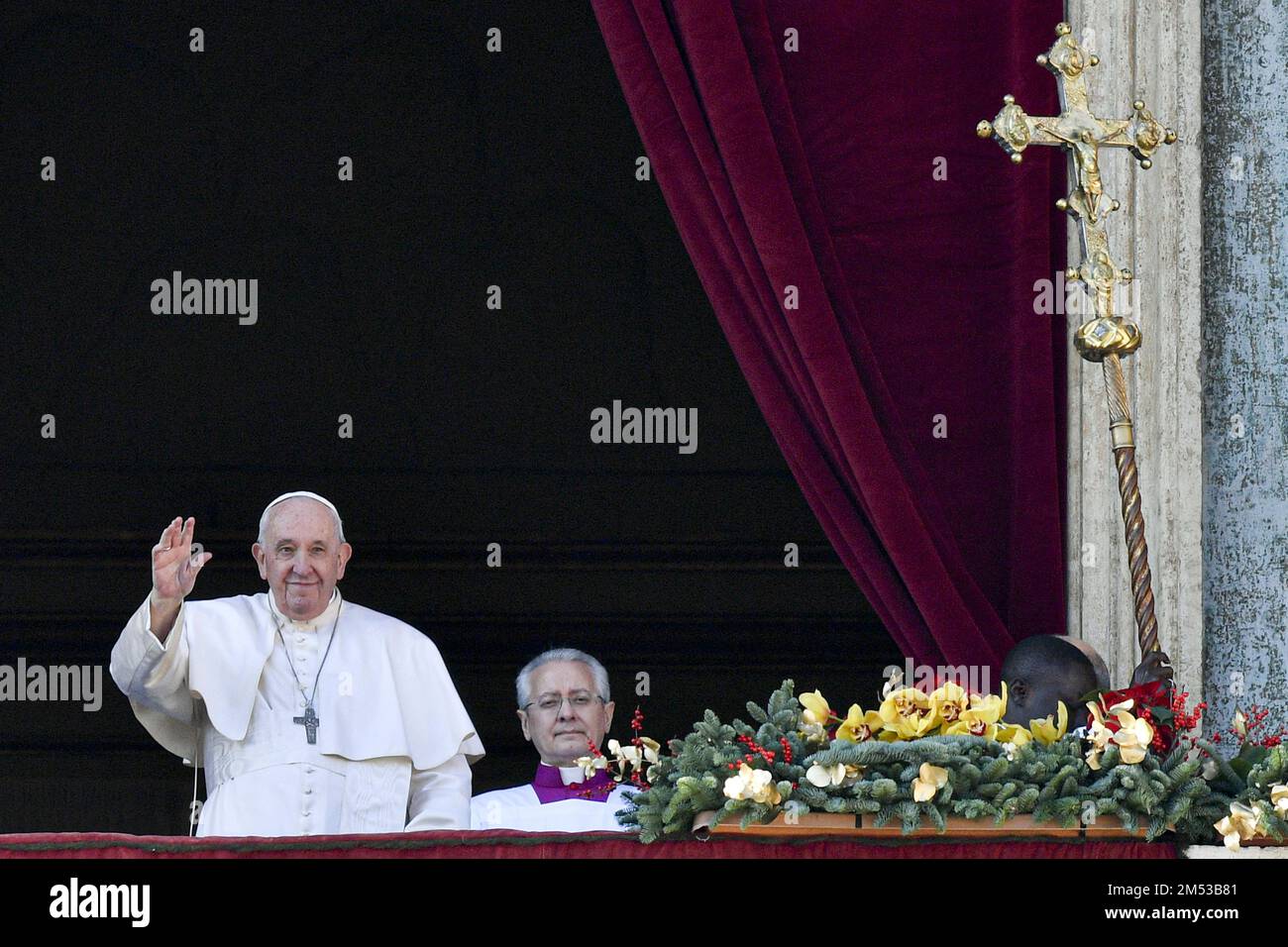 Pope Francis delivers his Christmas Urbi et Orbi blessing message (to ...