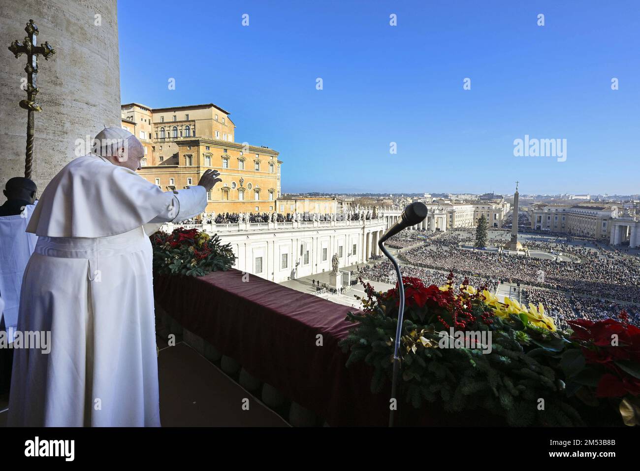 Pope Francis delivers his Christmas Urbi et Orbi blessing message (to ...