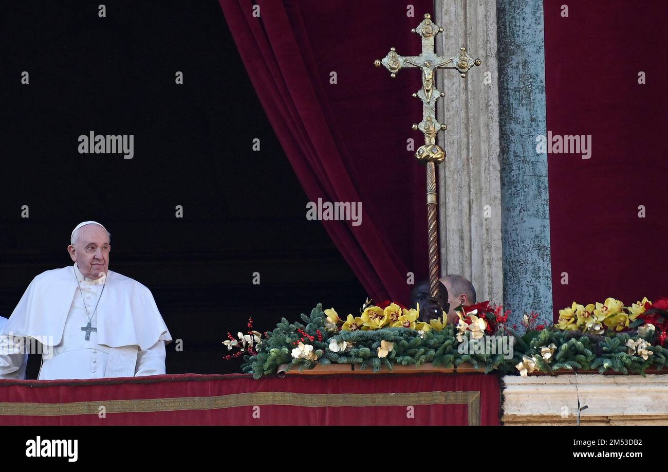 Pope Francis delivers his Christmas Urbi et Orbi blessing message (to ...
