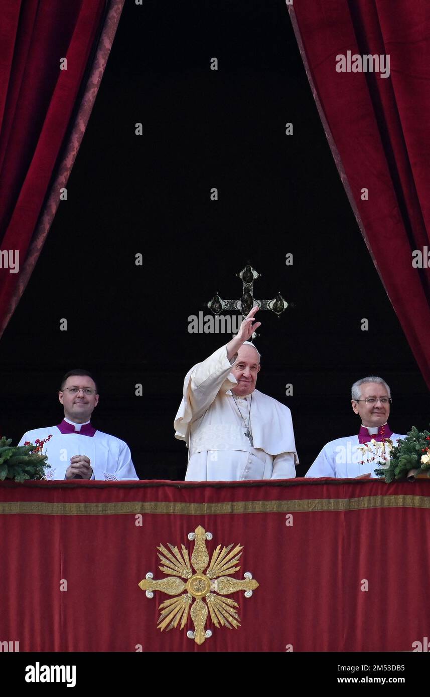 Pope Francis delivers his Christmas Urbi et Orbi blessing message (to ...