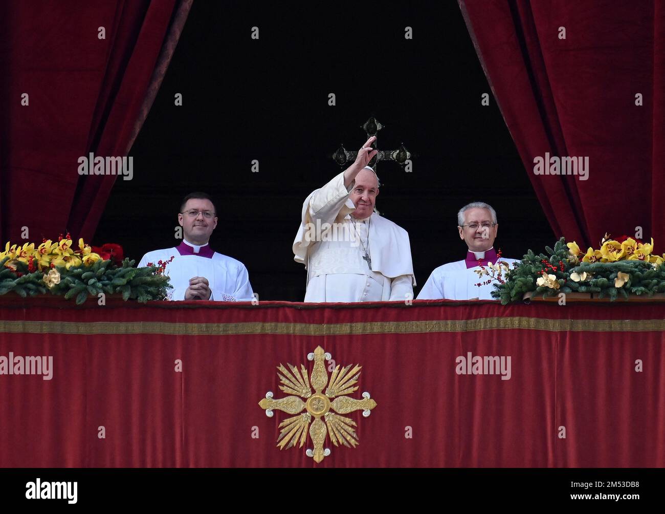 Pope Francis delivers his Christmas Urbi et Orbi blessing message (to ...