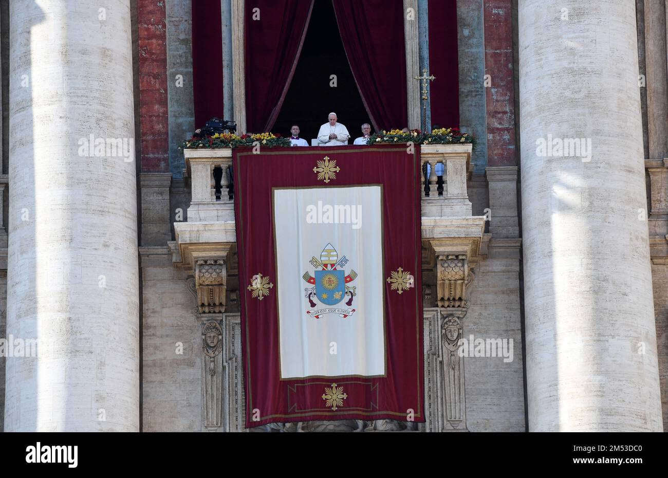 Pope Francis delivers his Christmas Urbi et Orbi blessing message (to ...