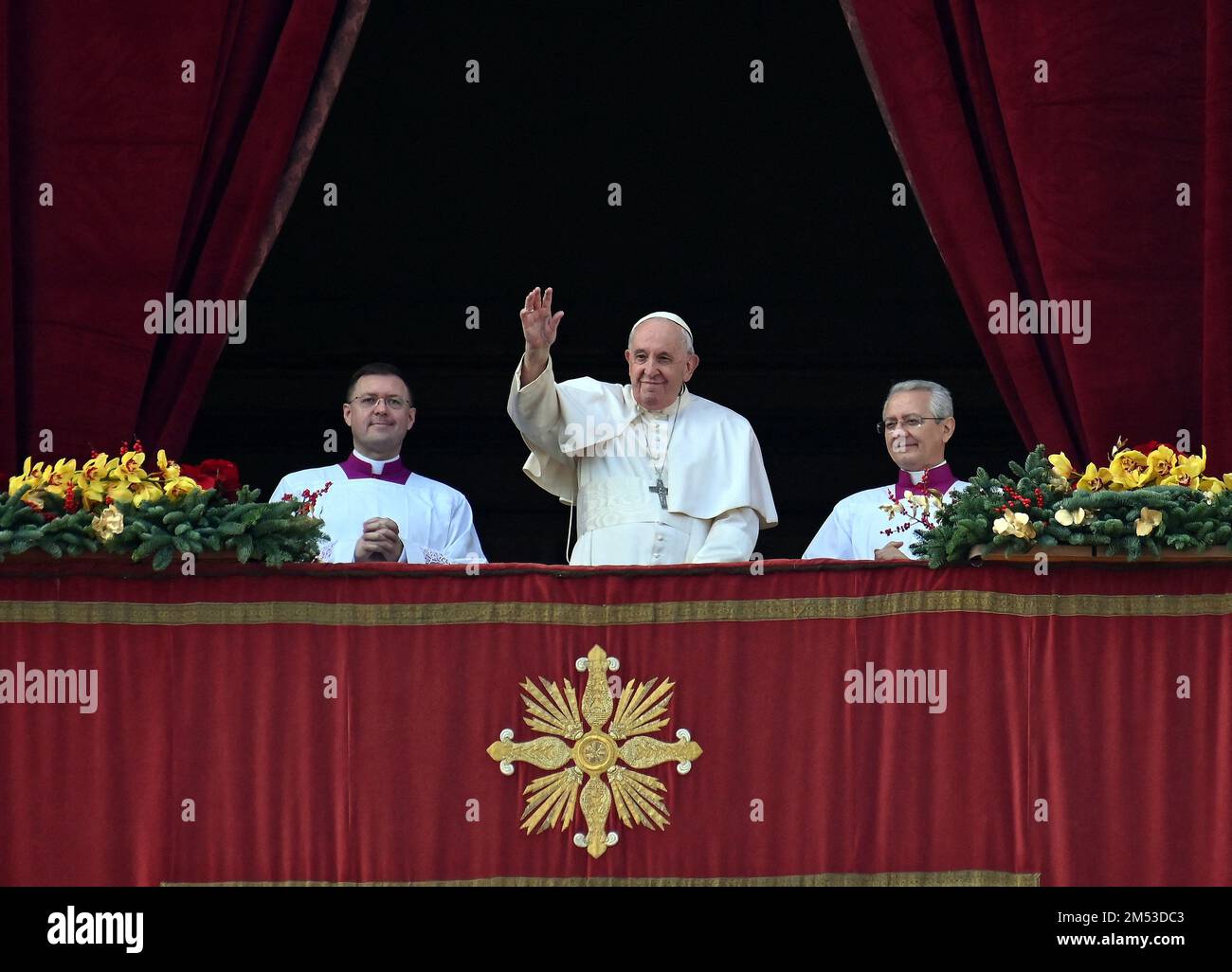 Pope Francis delivers his Christmas Urbi et Orbi blessing message (to ...