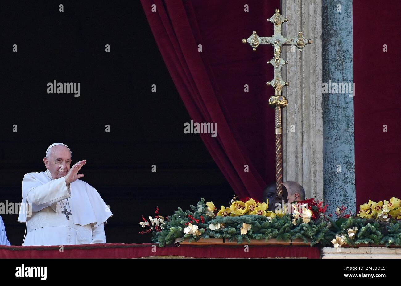 Pope Francis delivers his Christmas Urbi et Orbi blessing message (to ...