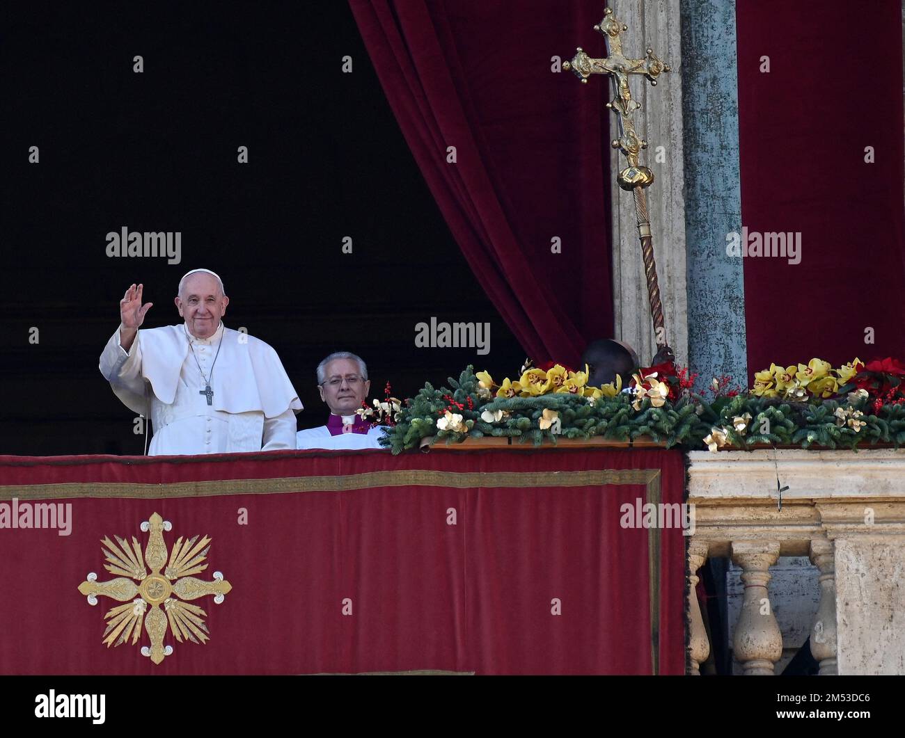 Pope Francis delivers his Christmas Urbi et Orbi blessing message (to ...