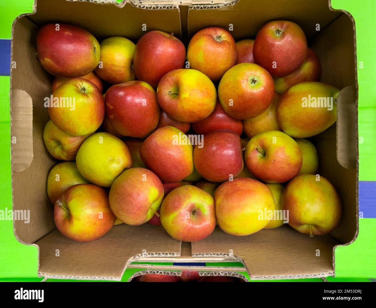 Organic apples pack hi-res stock photography and images - Alamy