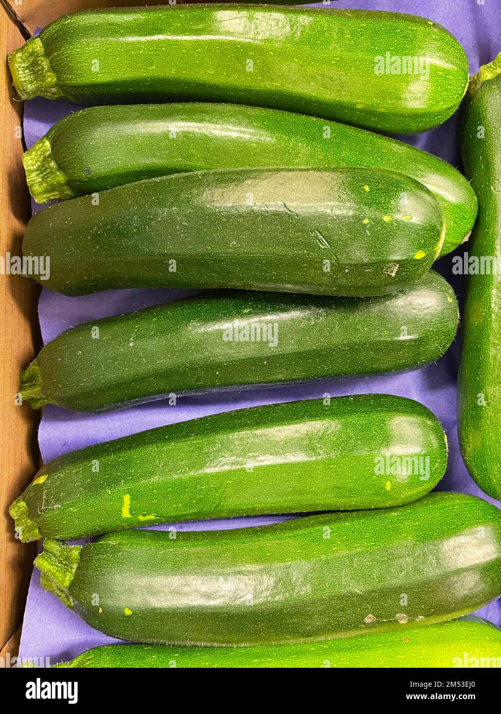 Zucchini in a box hi-res stock photography and images - Alamy