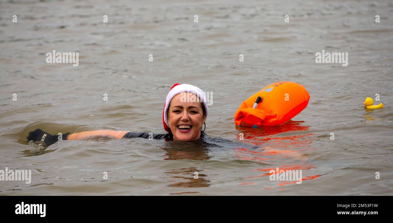 River Great Ouse, Milton Keynes, UK. 25th Dec, 2022. Local resident and ...