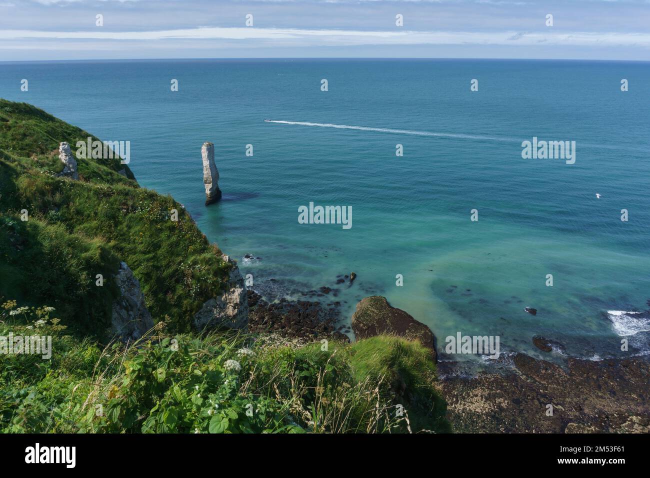 Passing boat chalk rock cliff hi-res stock photography and images - Alamy
