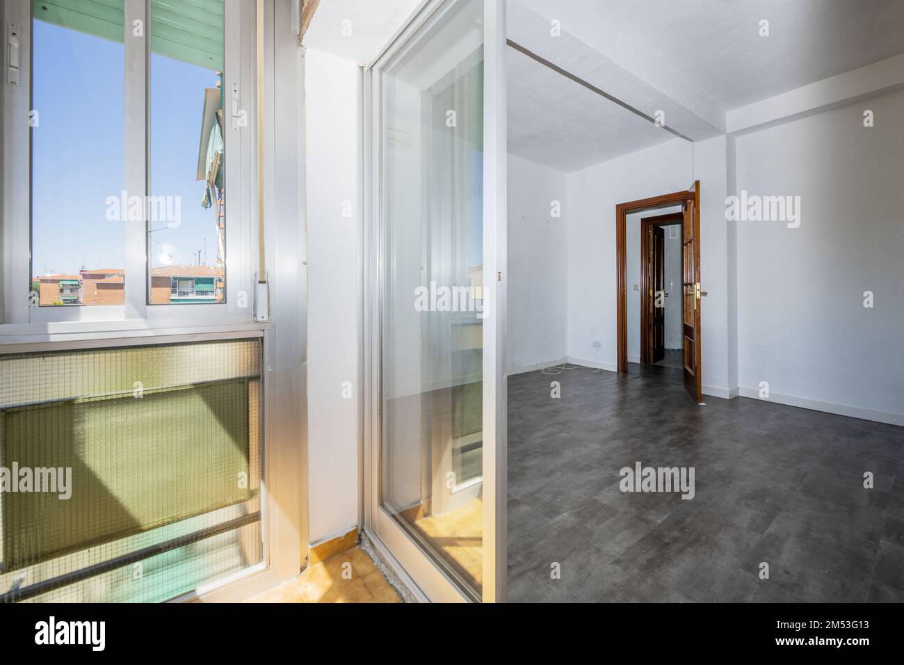 Living room empty of furniture with terrace closed with aluminum and ...