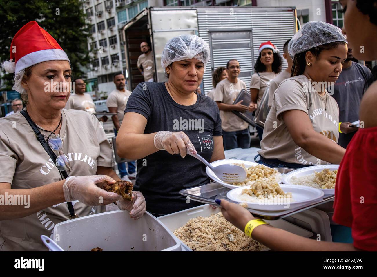Rio De Janeiro, Brazil. 24th Dec, 2022. Volunteers serve the charity ...