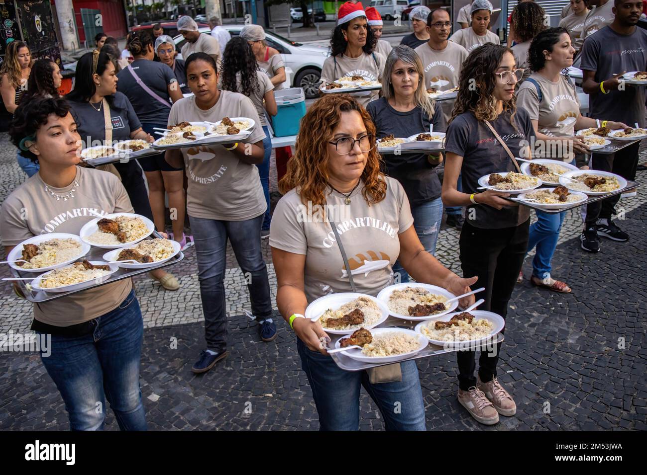 Rio De Janeiro, Brazil. 24th Dec, 2022. Volunteers start serving the ...