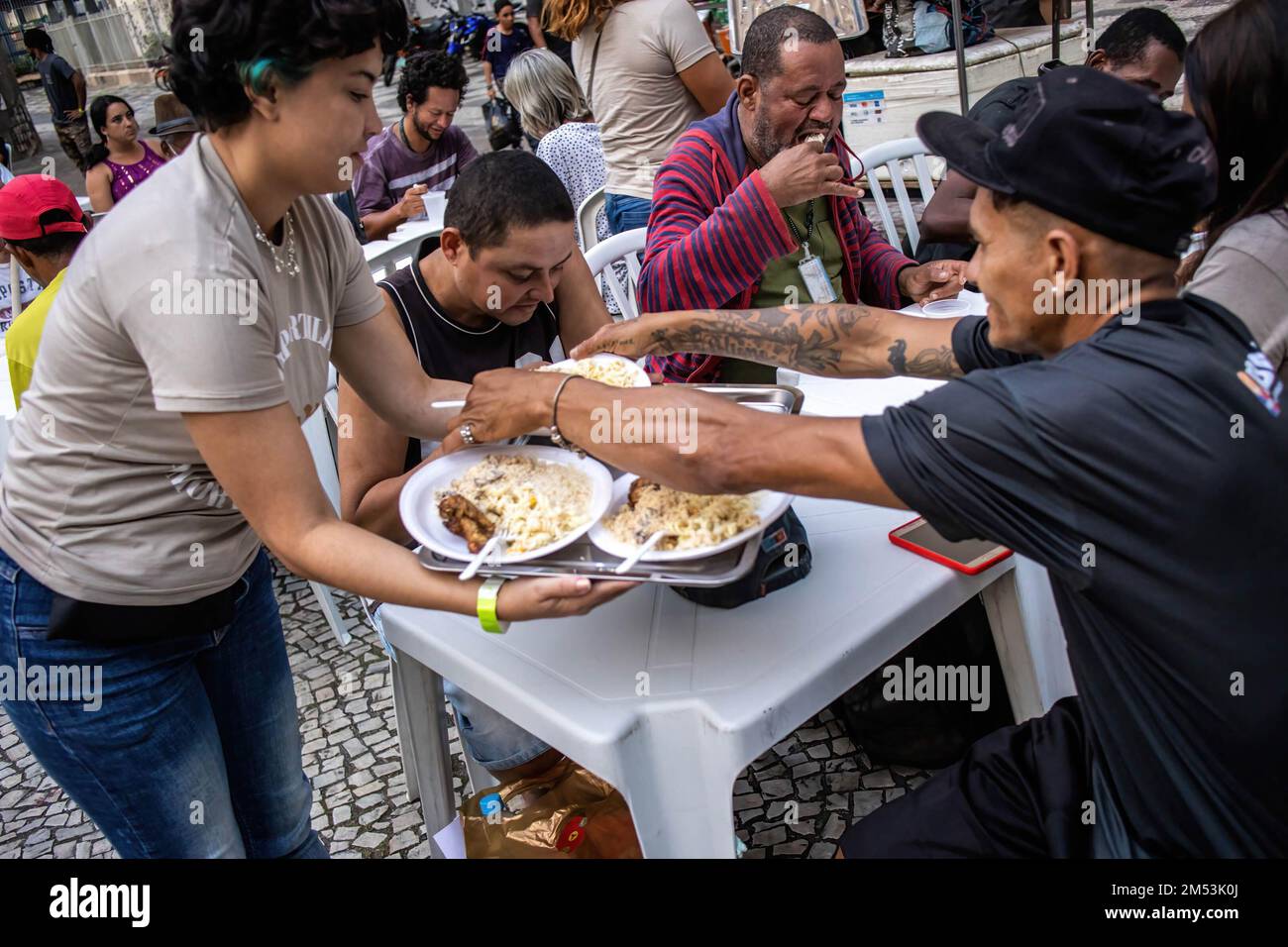 Rio De Janeiro, Brazil. 24th Dec, 2022. Volunteers serve the charity ...