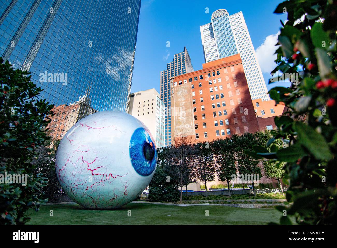 Giant eyeball dallas hi-res stock photography and images - Alamy
