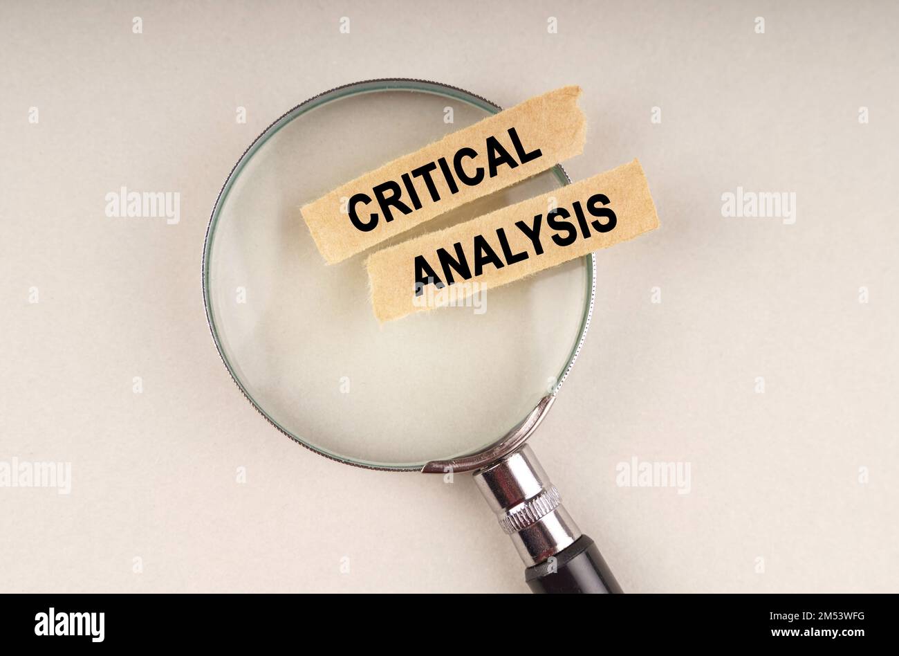 On the magnifying glass are paper strips with the inscription ...