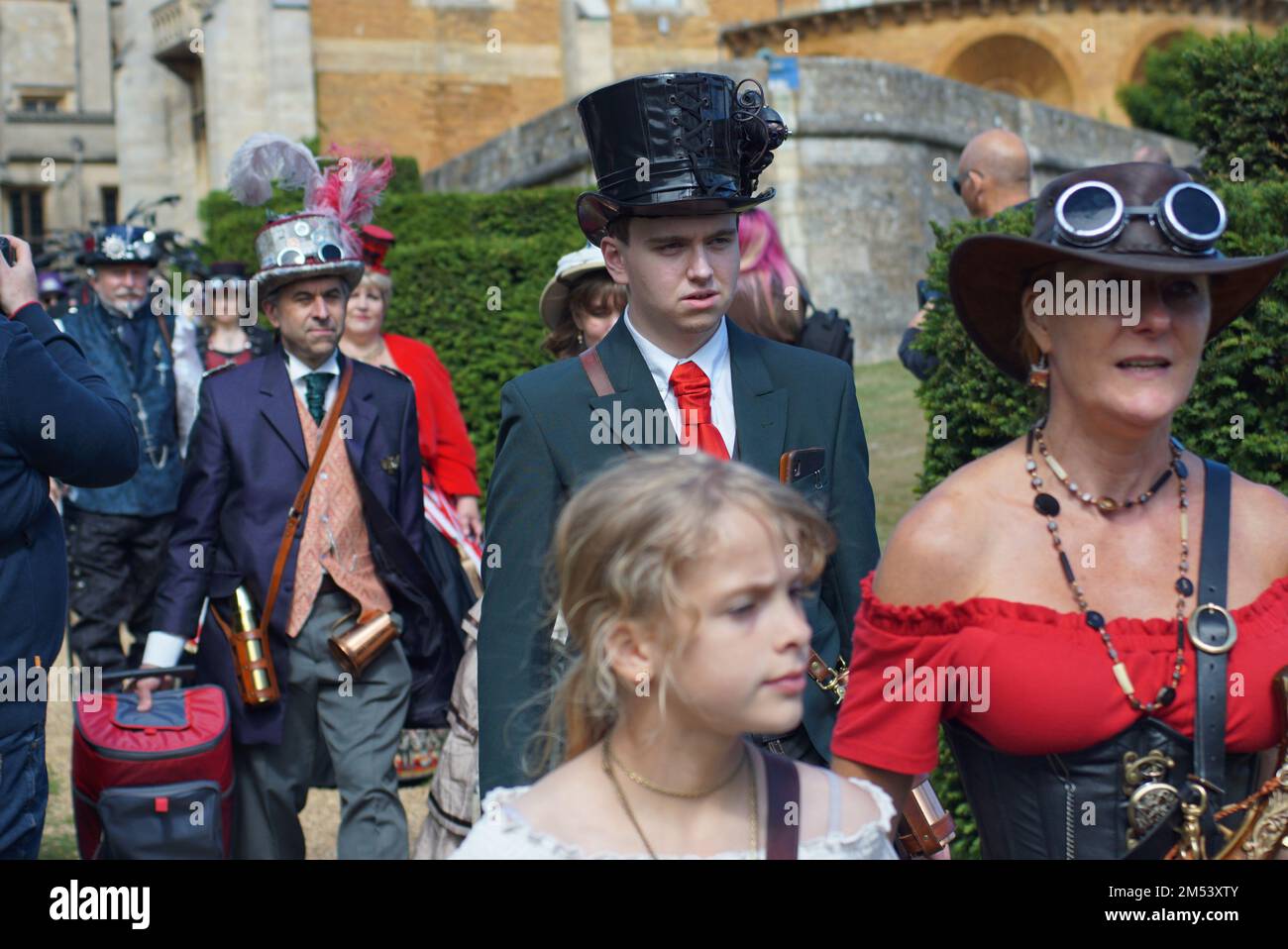The Steampunk Weekend characters wearing vintage clothes and ...