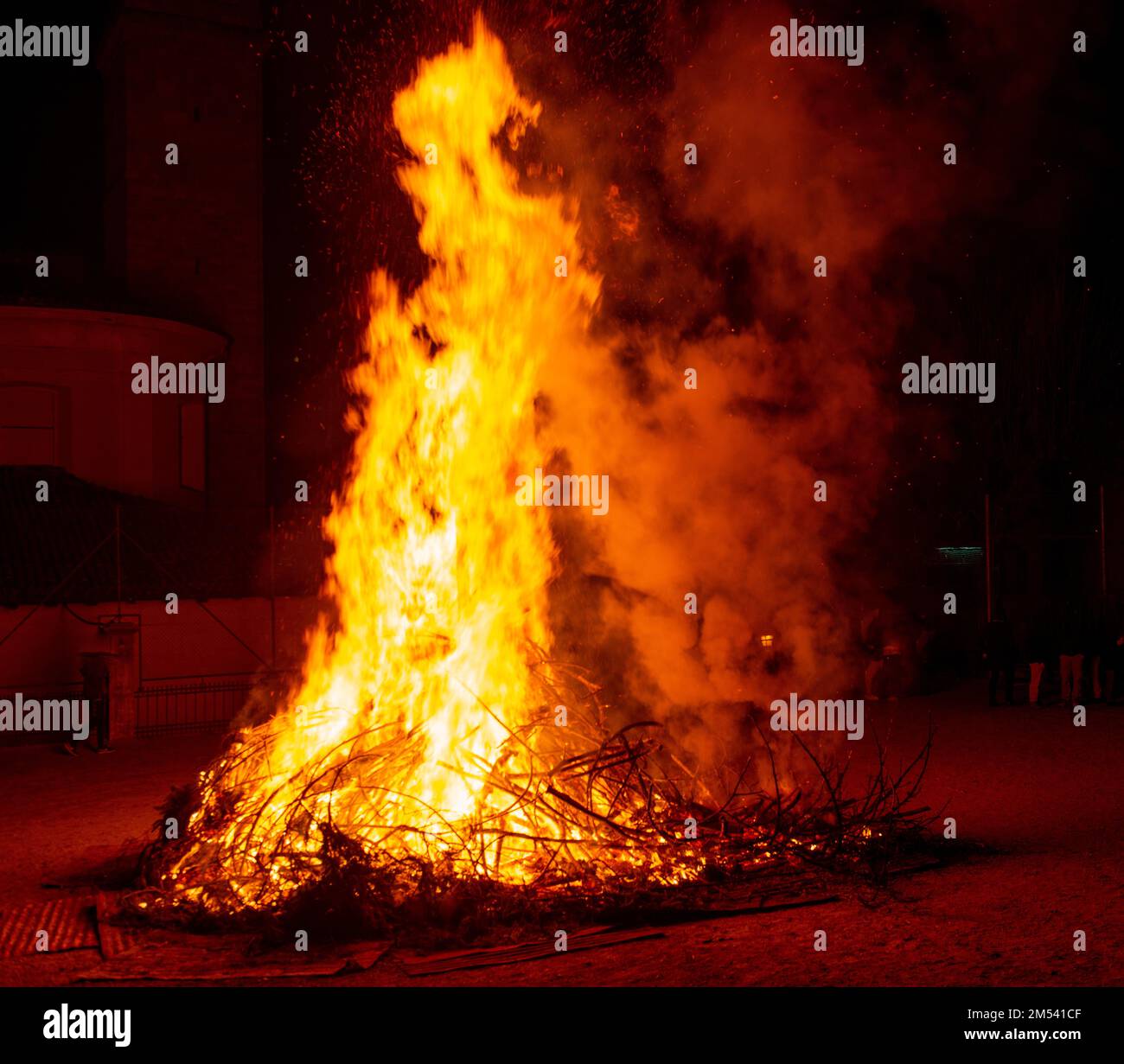 Burning pile of wood night hi-res stock photography and images - Alamy