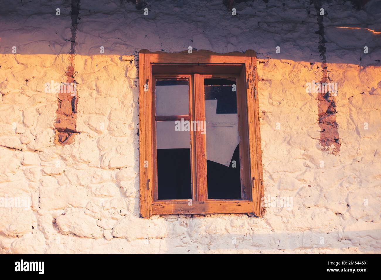 Ancient peasant house in stone hi-res stock photography and images - Alamy