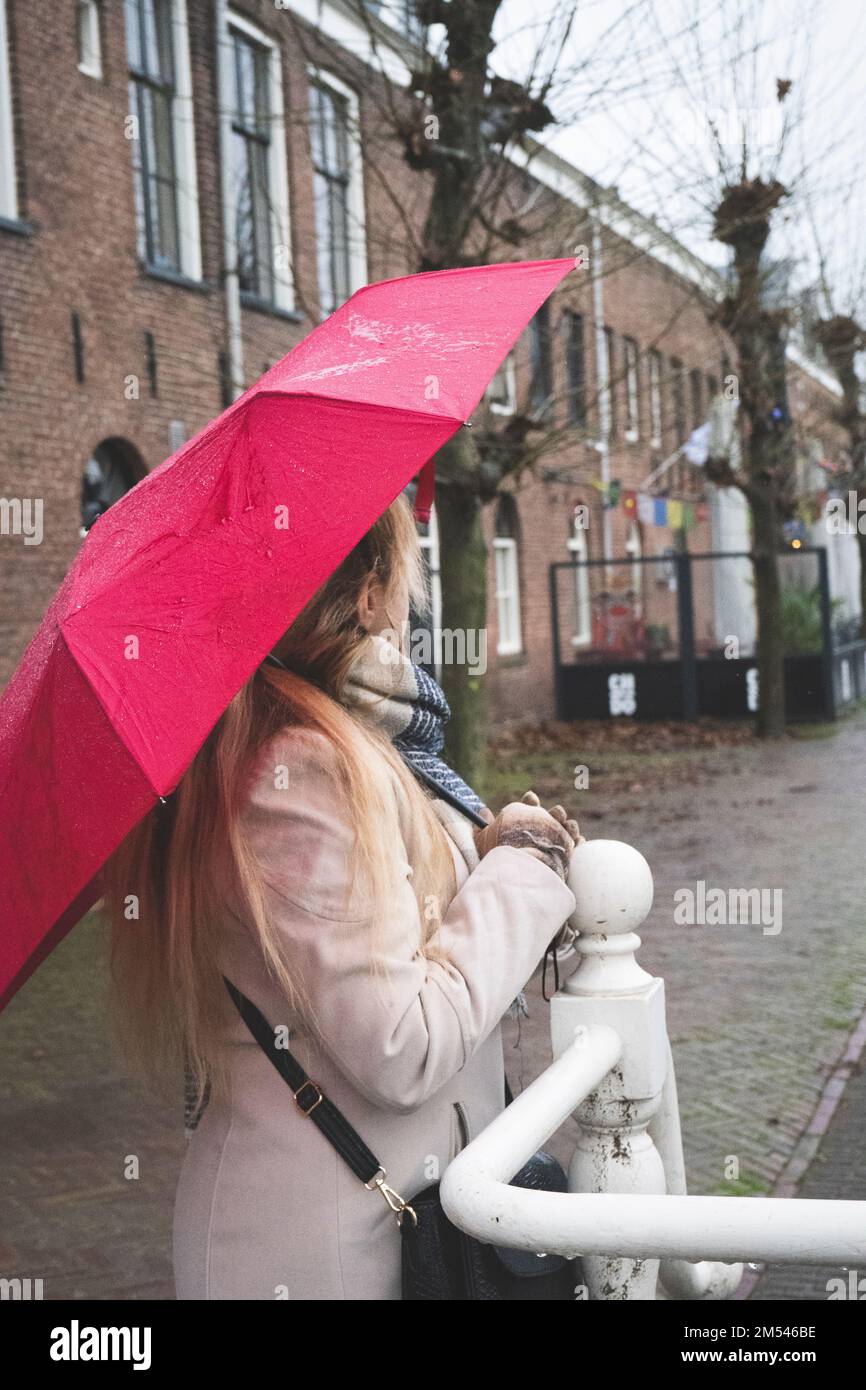 Umbrella lady frame hi-res stock photography and images - Alamy