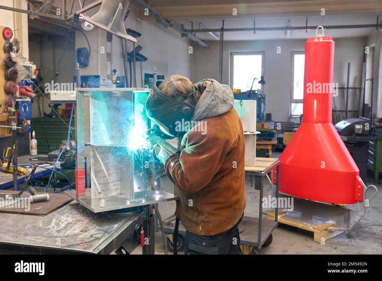 Weisel, Germany. 14th Dec, 2022. Andre Heller welds together a radar ...