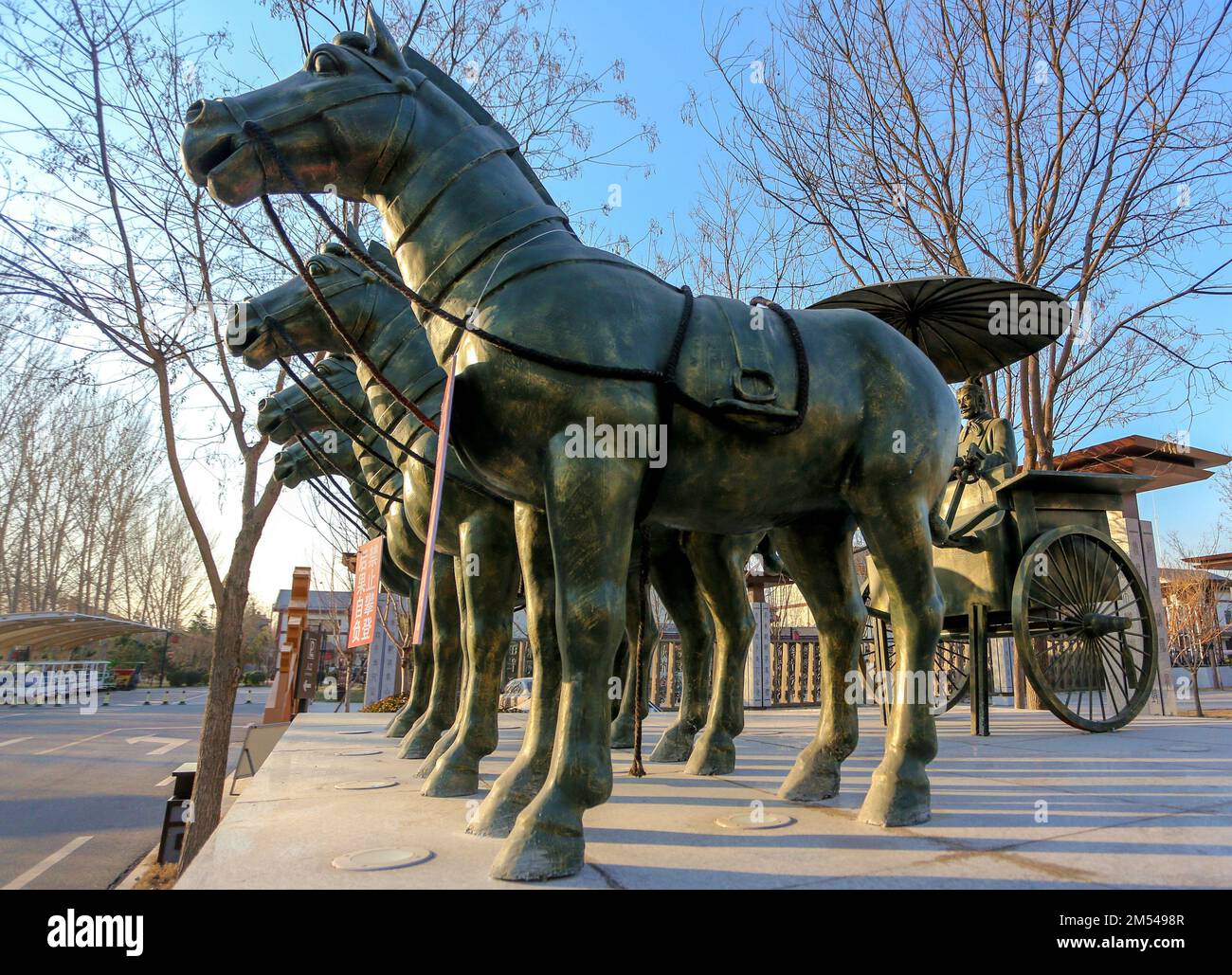 The large sculpture of ancient chariot and horse in Mao Sui park ...