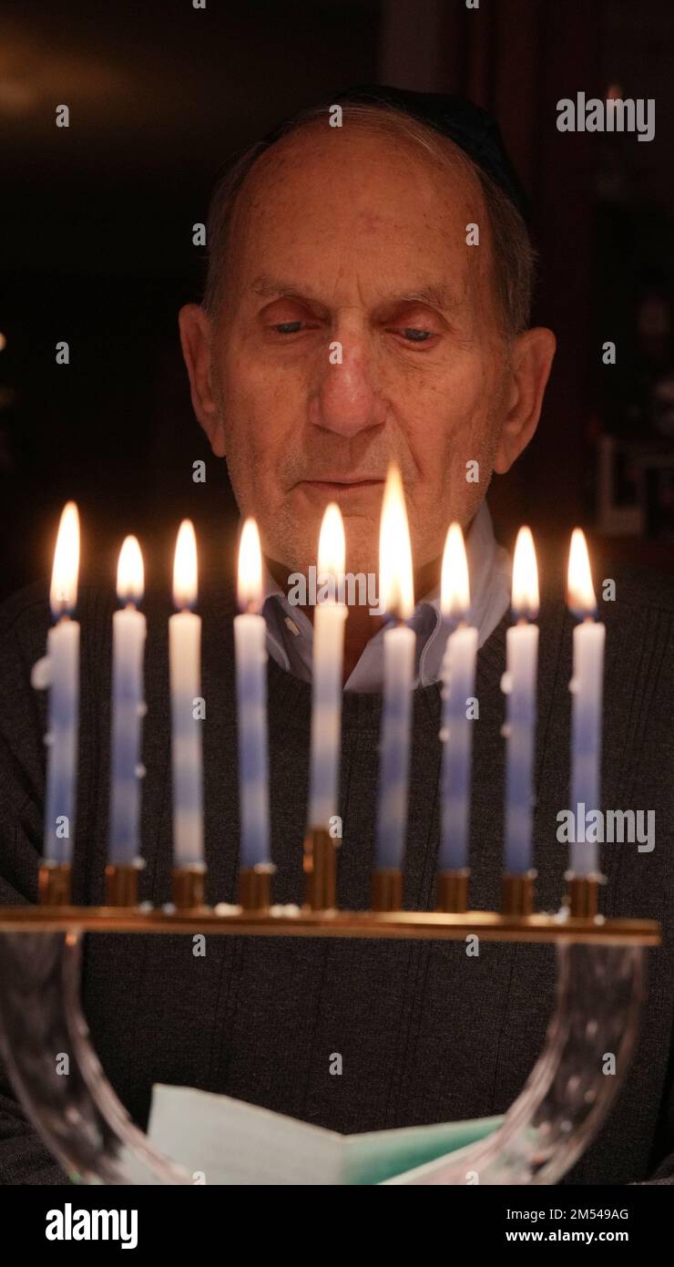 Creve Coeur, United States. 25th Dec, 2022. Martin Greenberg reads a ...