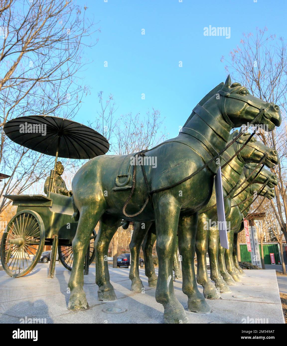 The large sculpture of ancient chariot and horse in Mao Sui park ...