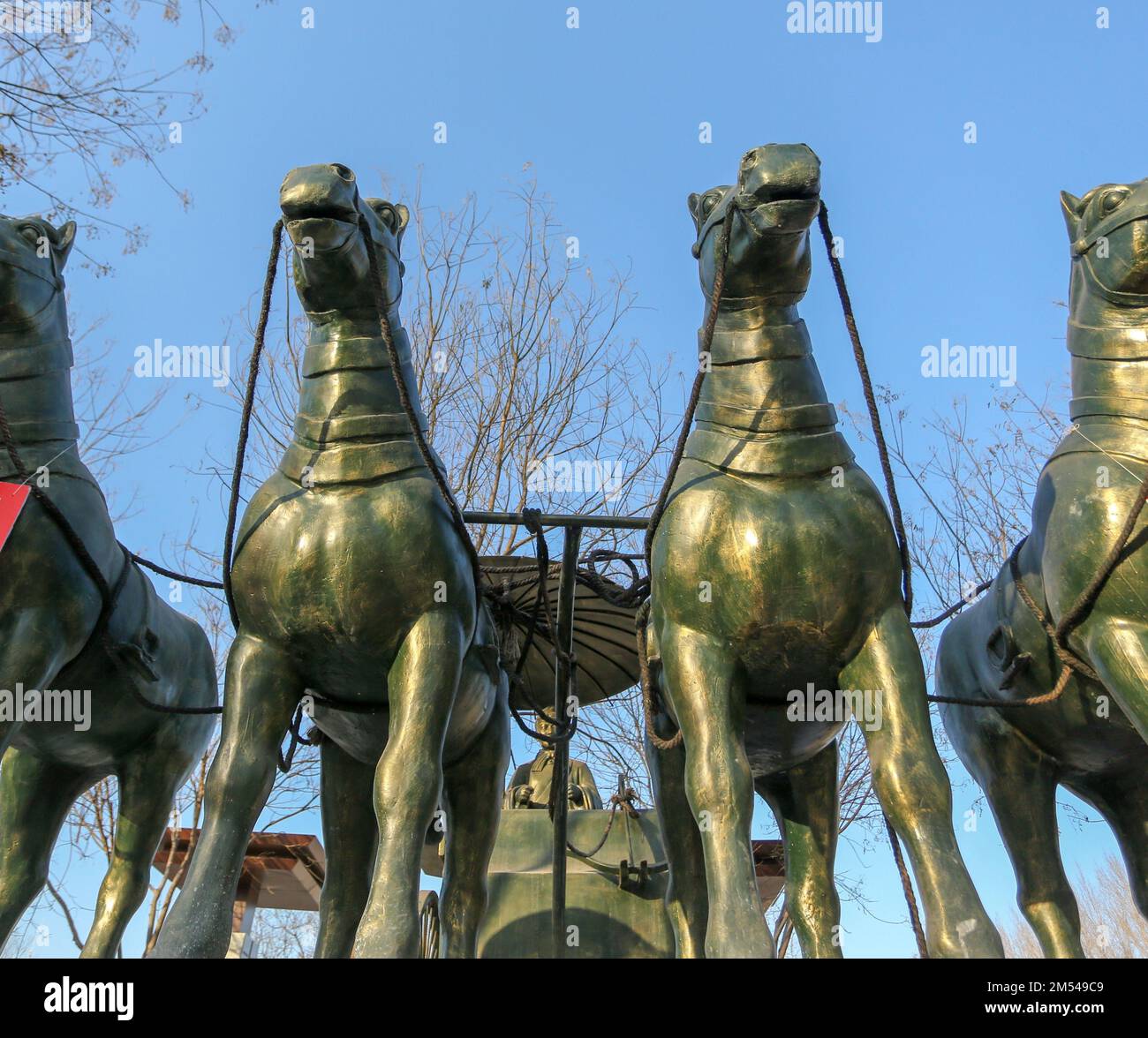 The large sculpture of ancient chariot and horse in Mao Sui park ...