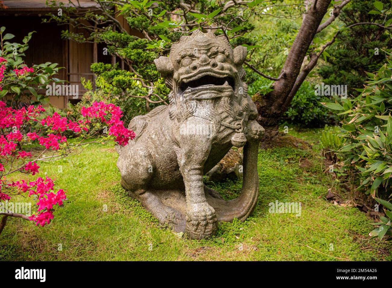 Japanese guardian statue hi-res stock photography and images - Alamy