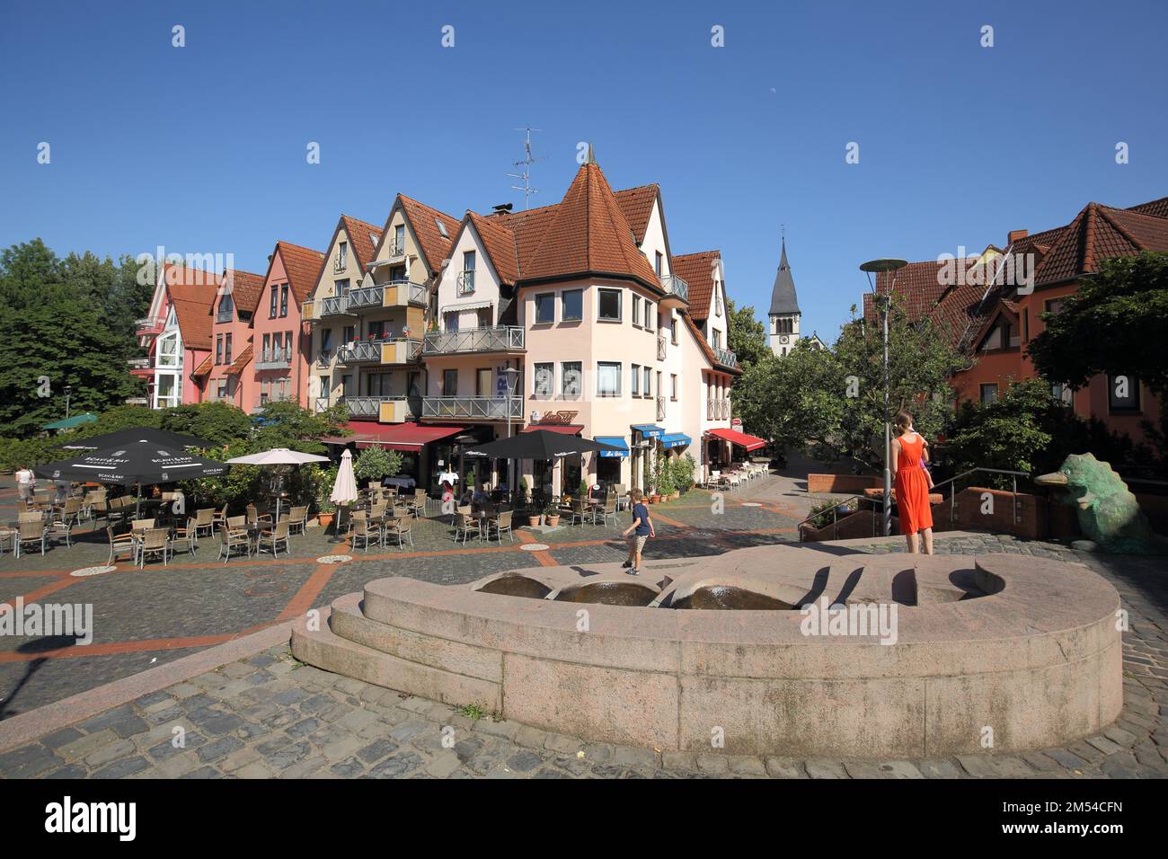 Market place with houses, people and fountain, Hattersheim, Taunus ...