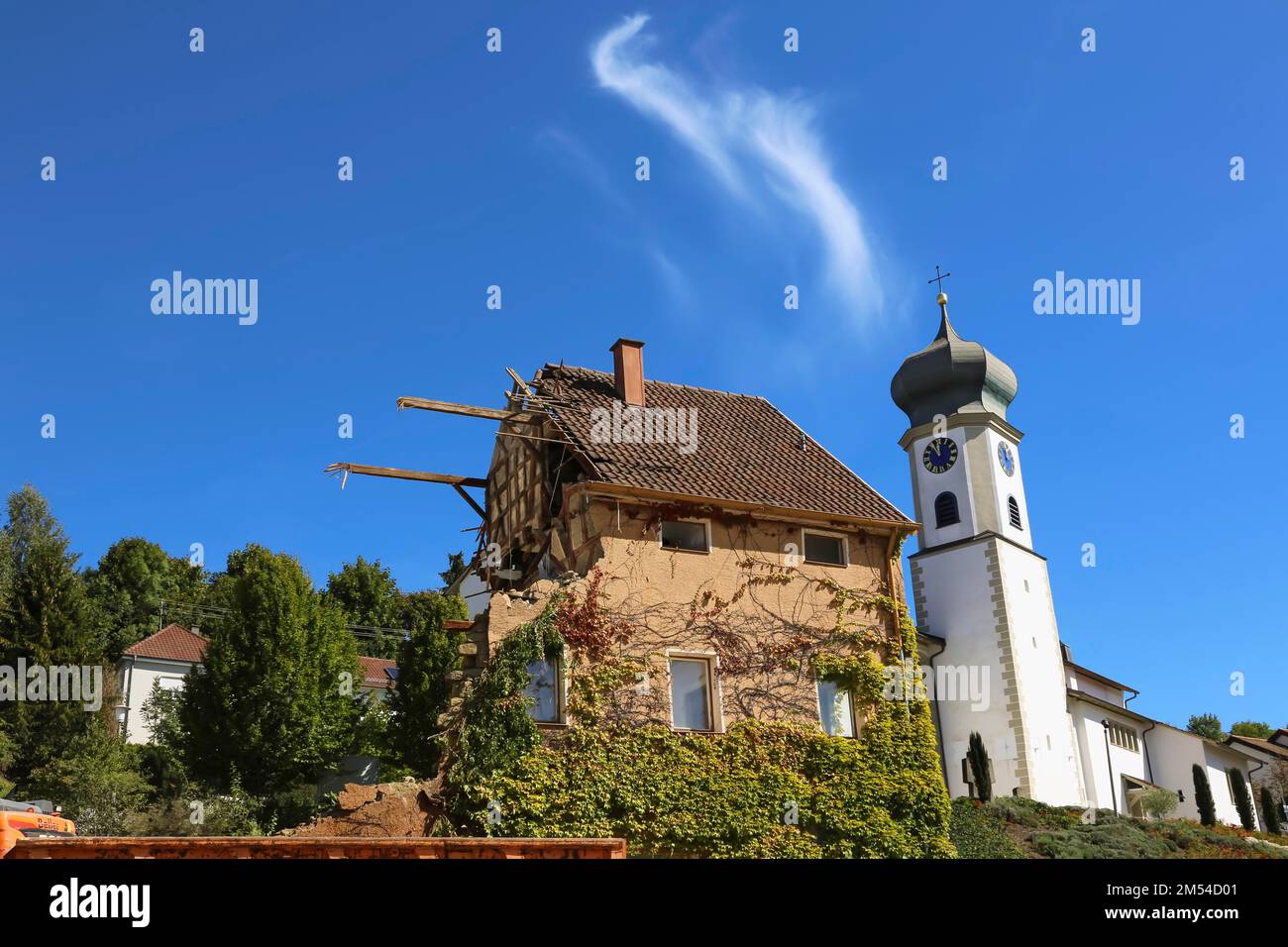 Demolition house, right St. Laurentius parish church, Catholic church ...