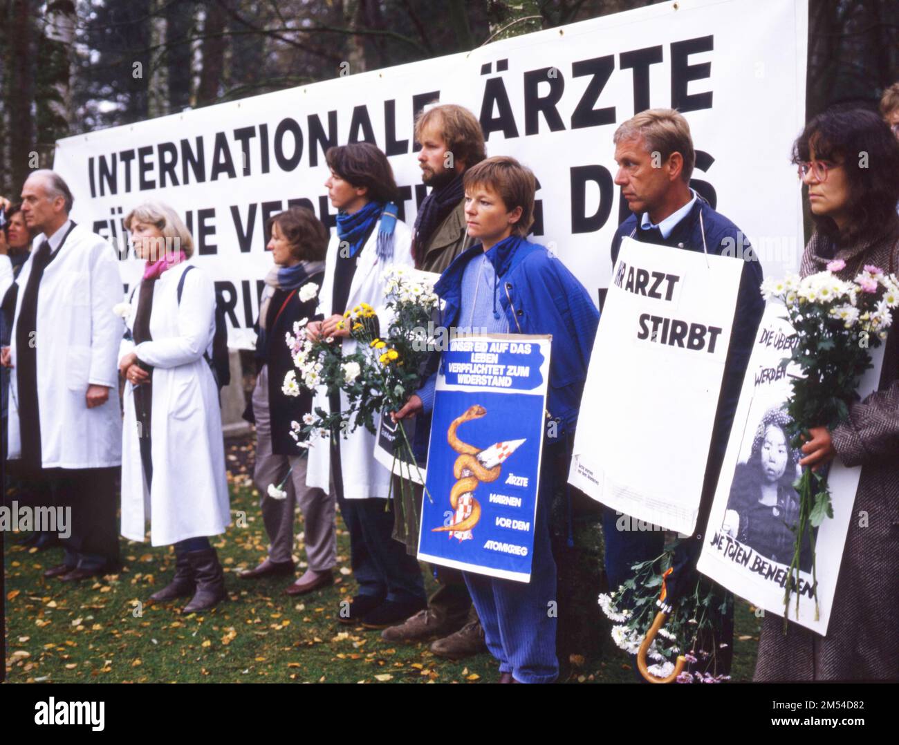 Stukenbrock. IPPNW Doctors demo on 16. 11. 1987 Flowers for Stukenbrock ...