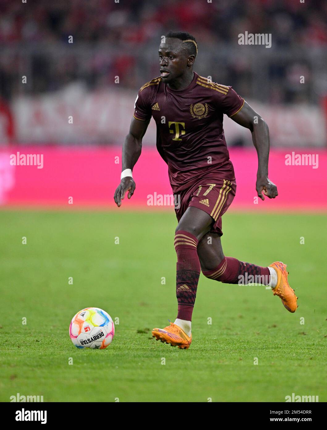 Sadio Mane FC Bayern Munich FCB, on the ball, action, cut-out, Allianz ...