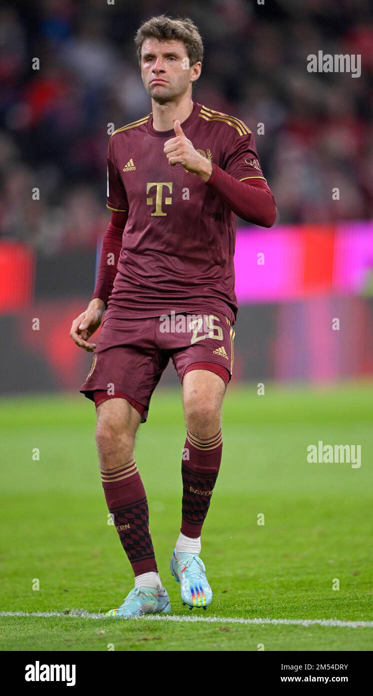 Thomas Mueller FC Bayern Munich FCB, thumbs up, gestures, Allianz Arena ...