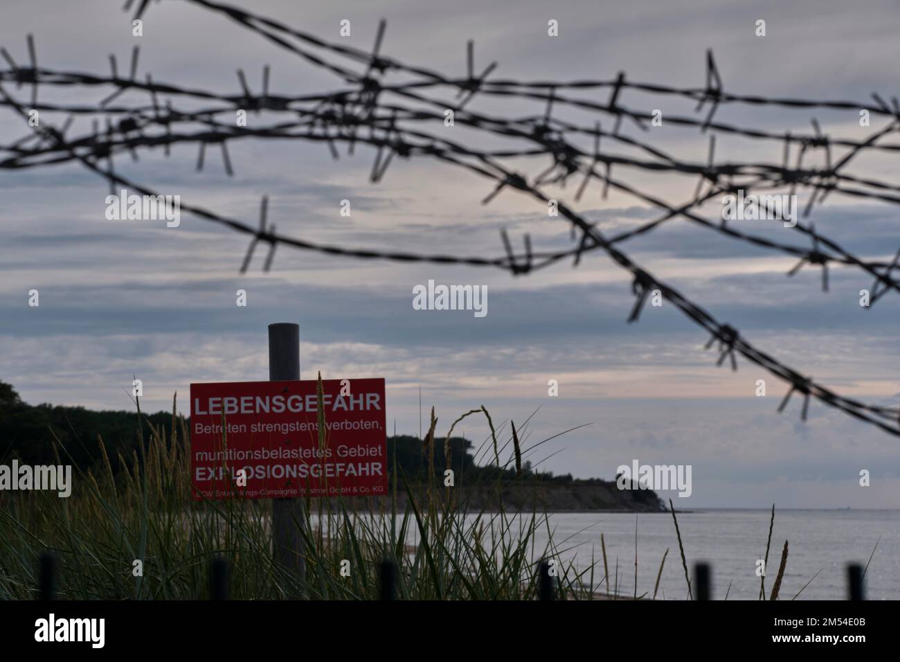 Barricade beach hi-res stock photography and images - Alamy