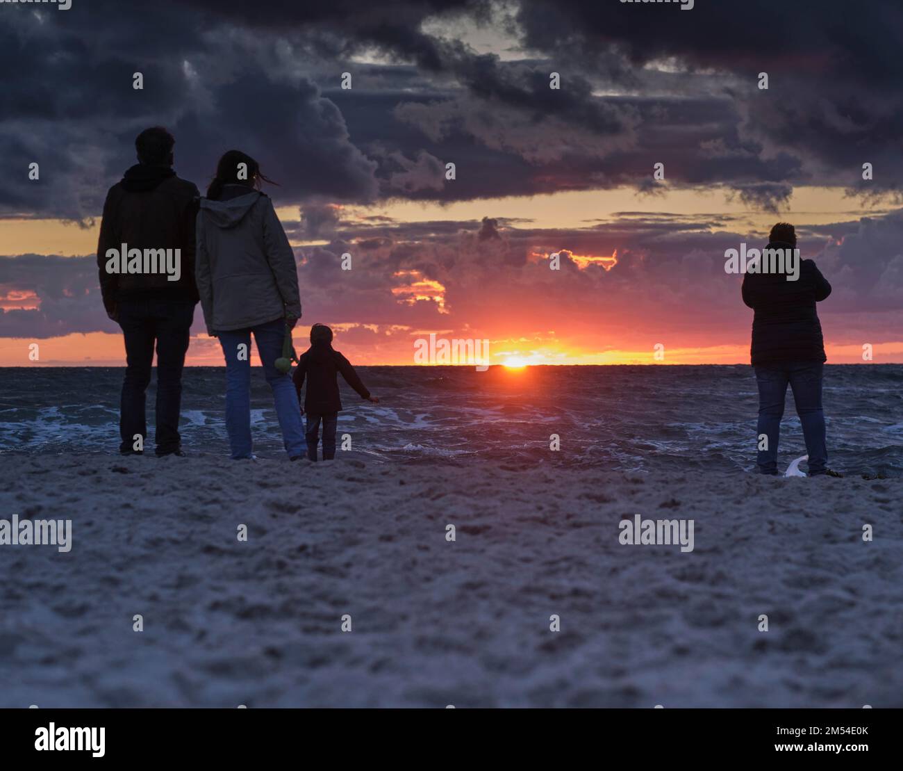 Family watching the sunset hi-res stock photography and images - Alamy