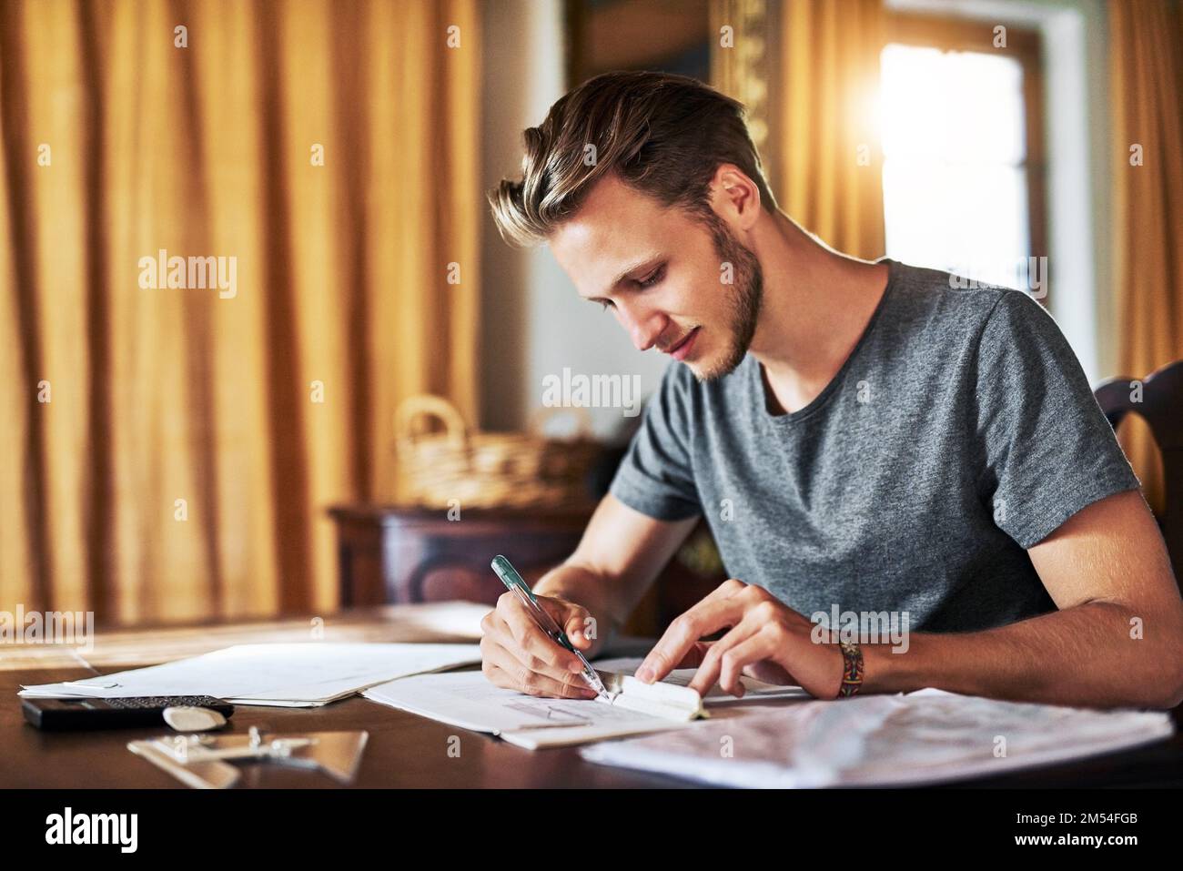 Man laying table hi-res stock photography and images - Alamy