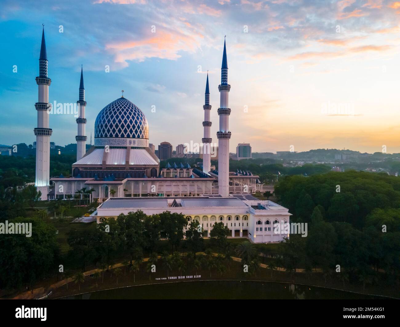 Sultan Salahudin Shah Mosque at Shah Alam, Selangor Stock Photo - Alamy