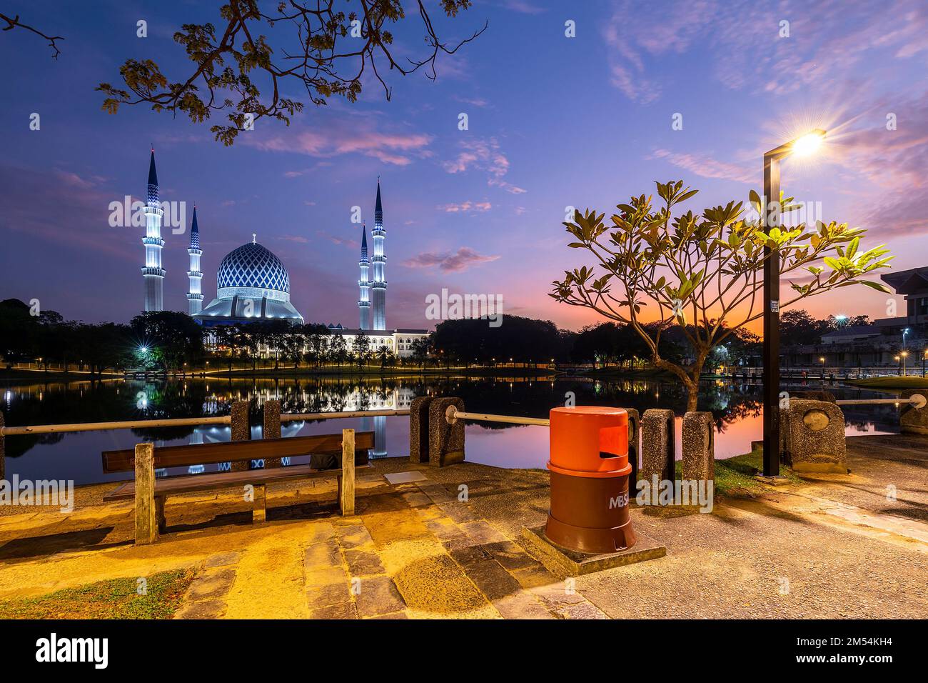 Sultan Salahudin Shah Mosque at Shah Alam, Selangor Stock Photo - Alamy
