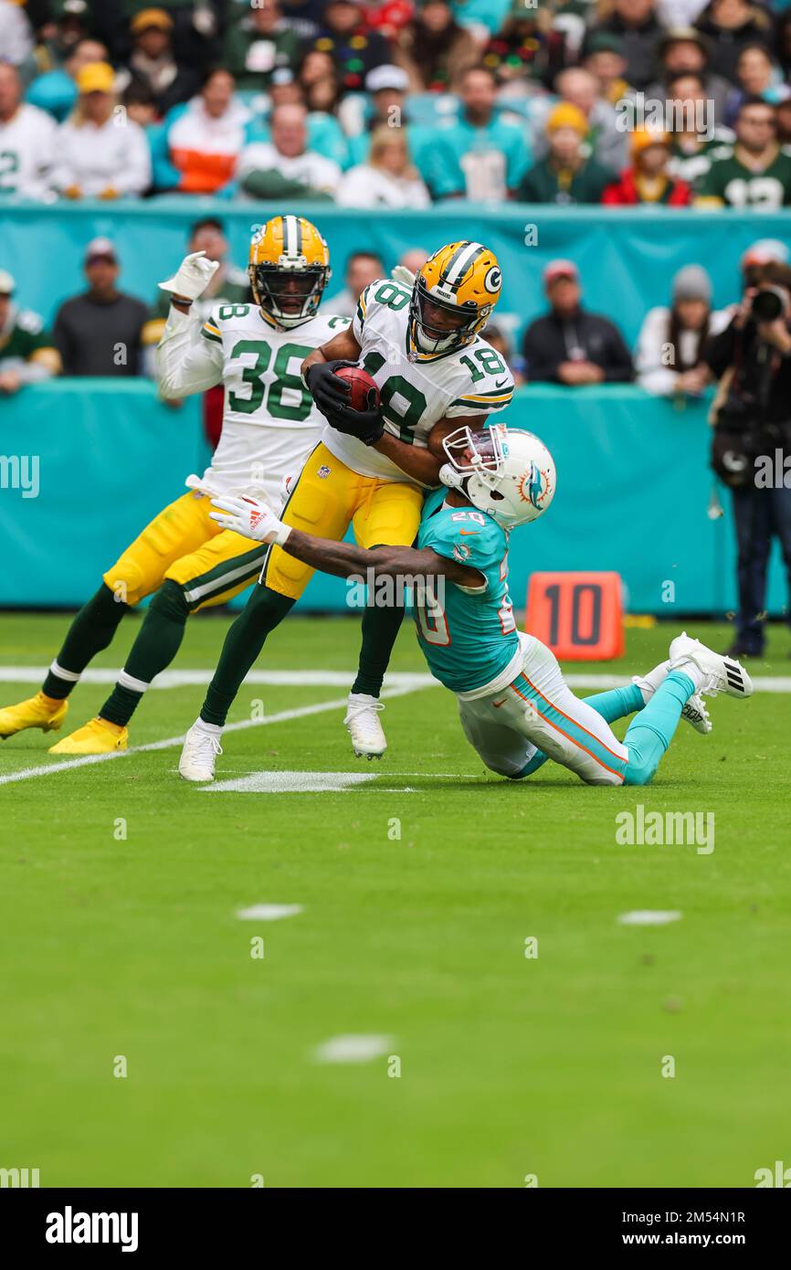 Miami. FL USA; Green Bay Packers wide receiver Randall Cobb (18) makes ...