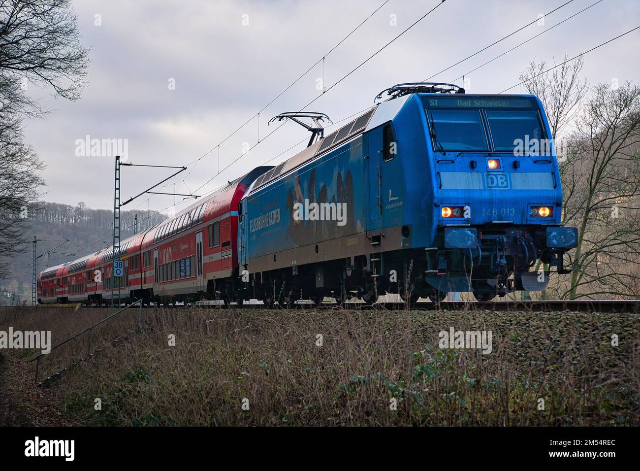 The class 146 locomotive pulls a passenger train in Stadt Wehlen ...