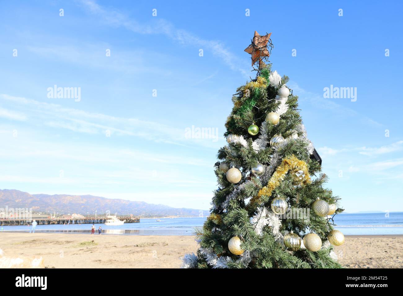Santa Barbara, California, U.S.A. 25th Dec, 2022. A Christmas tree out ...