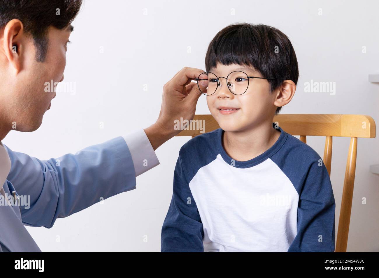 korean asian child in ophthalmic clinic eyesight test Stock Photo - Alamy