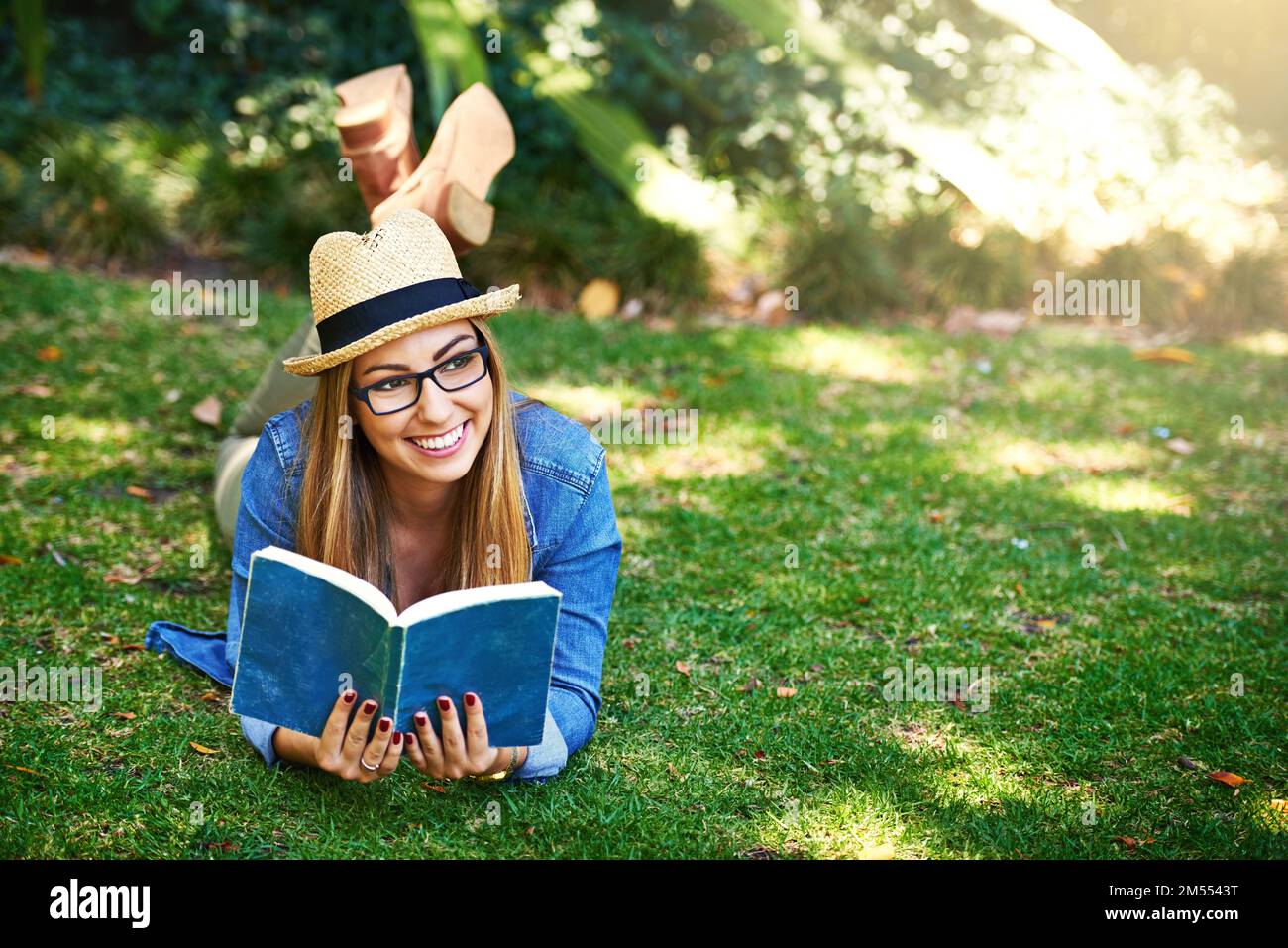Reading outside hi-res stock photography and images - Alamy