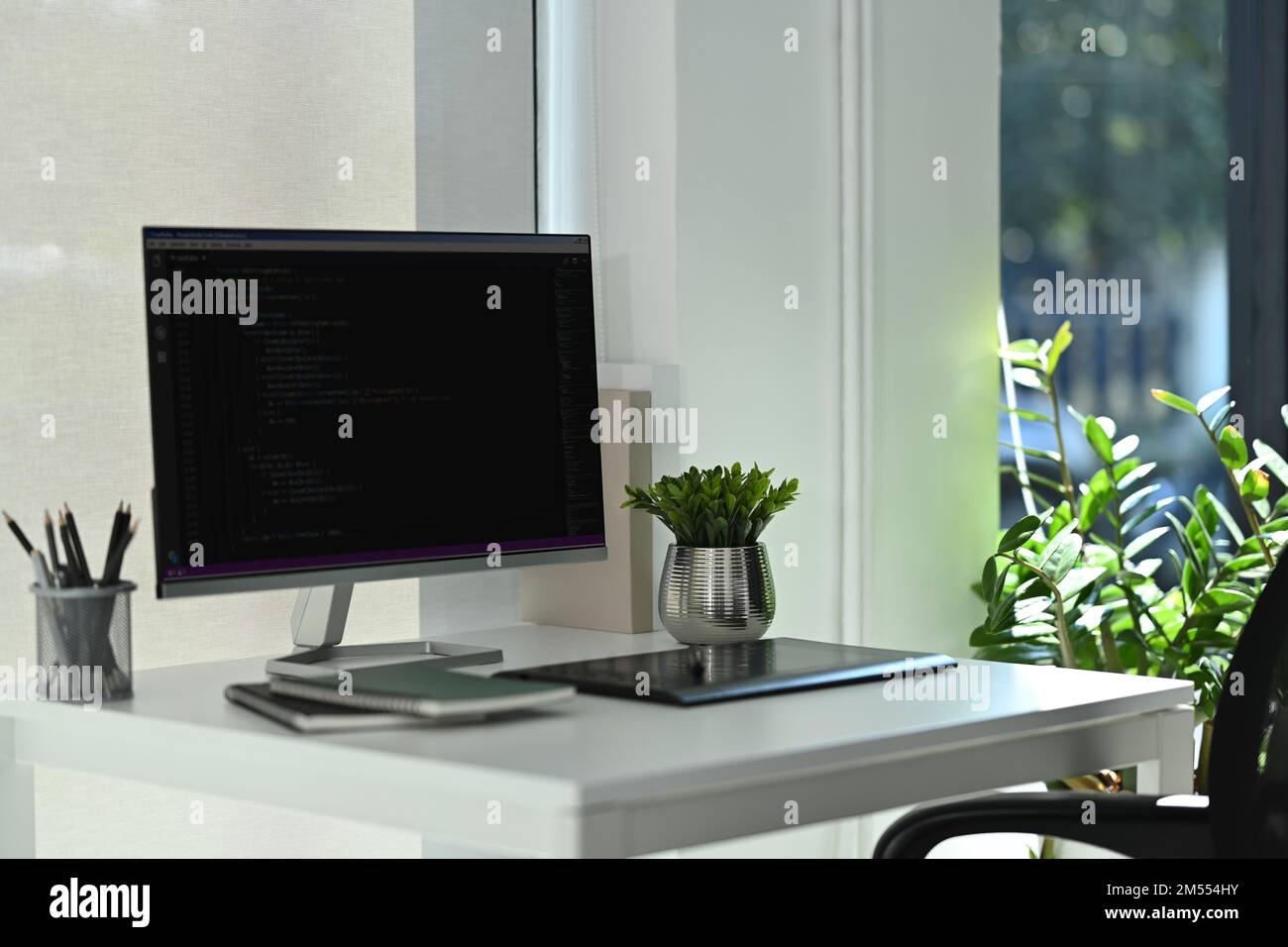 Data center monitor hi-res stock photography and images - Alamy