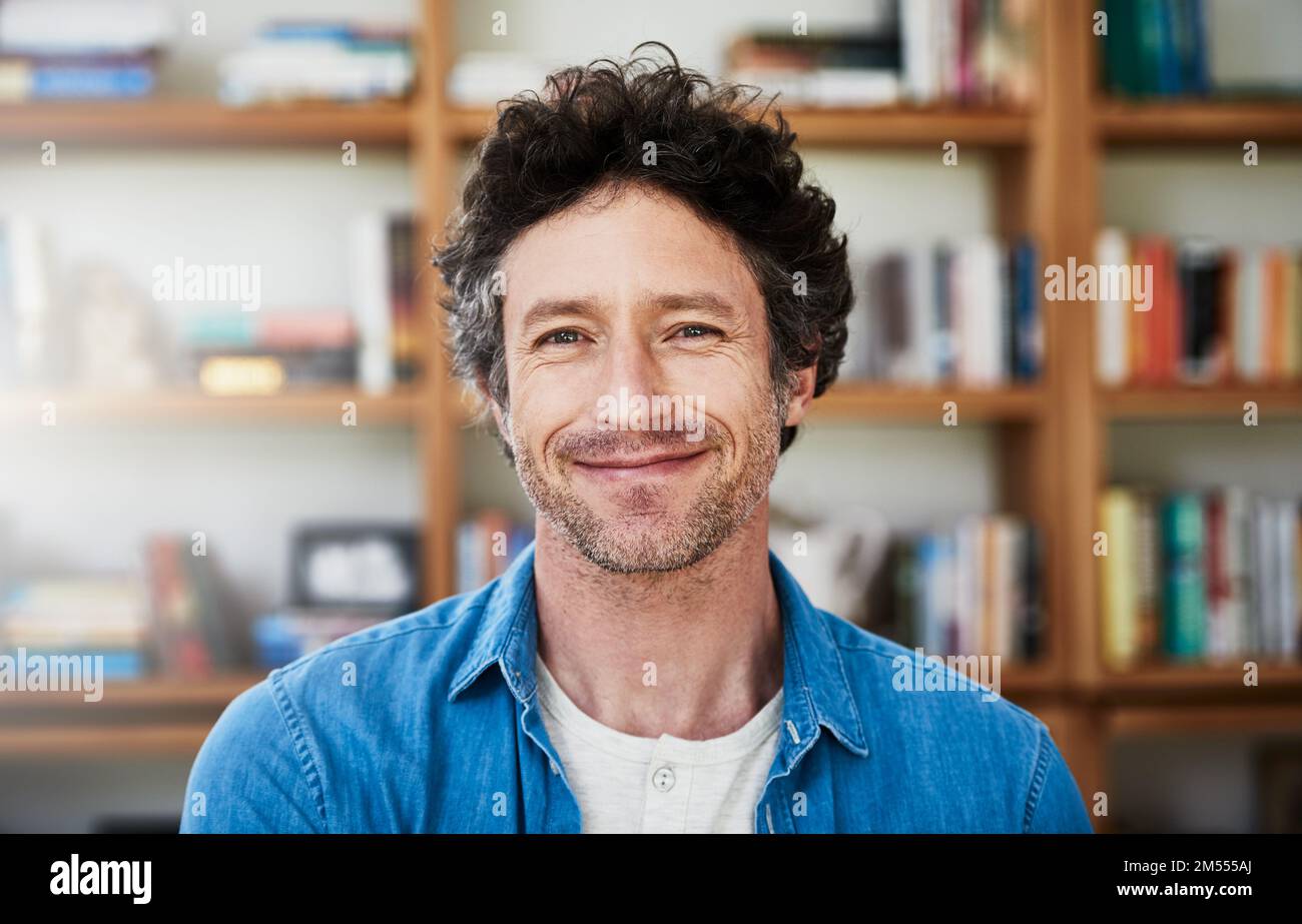 Man standing in front bookshelf hi-res stock photography and images - Alamy